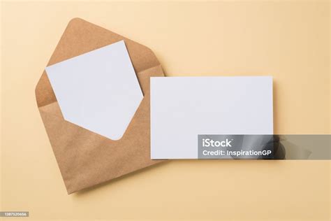 베이지 색 고립 된 배경 빈 공간에 위치한 두 개의 흰색 엽서가있는 큰 갈색 공예 봉투의 최고 보기 0명에 대한 스톡 사진 및 기타 이미지 Istock