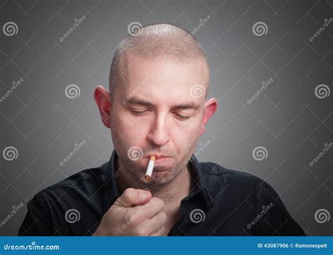 Mann Der Eine Zigarette Beleuchtet Stockfoto Bild Von Hemd Zigarette 43087906
