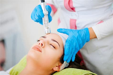 미용실에서 아름답고 젊은 여성의 얼굴 피부의 미세 피부 절차를 만드는 미용사 20 24세에 대한 스톡 사진 및 기타 이미지 20 24세 20 29세 2명 Istock