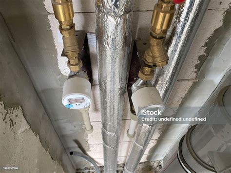 수리없이 새로운 집에 물 미터와 단열에 새로운 플라스틱 및 폴리 프로필렌 플라스틱 및 폴리 프로필렌 물과 하수도 파이프 수량계에 대한 스톡 사진 및 기타 이미지 Istock