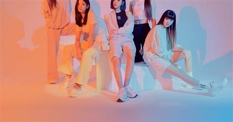 ITZY wallpaper Locks ITZY 있지 is a member girl group under JYP Entertainment They consist