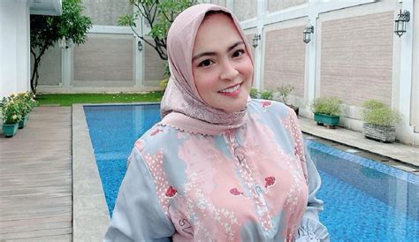 3 Artis Mantab Mualaf Dan Berhijab Ketika Besar Di Keluarga Pendeta