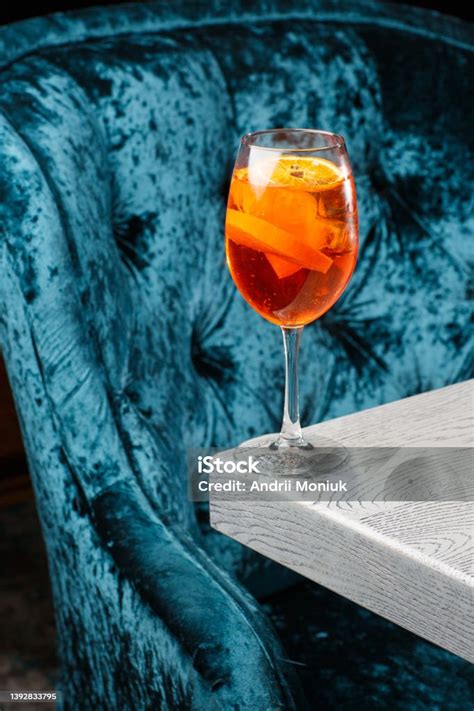 얼음처럼 차가운 아페롤 스프리츠 칵테일 한 잔이 와인 잔에 담겨 오렌지 조각으로 장식되어 검은 색 배경에 놓여 있습니다 0명에 대한 스톡 사진 및 기타 이미지 Istock