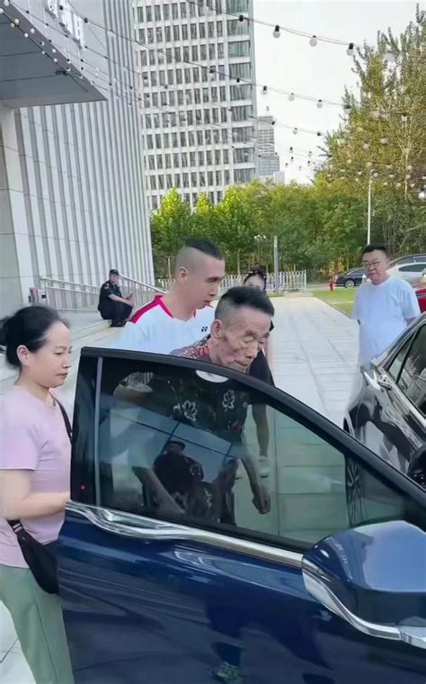 94岁杨少华近况曝光，骨瘦如柴，仍被徒弟 条子”搀扶着出席活动