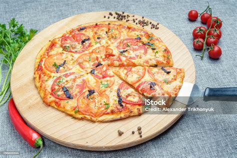 소시지 치즈 올리브 토마토 조각을 반지로 자른 피자 밝은 나무 접시에 피자 피자는 조각으로 잘라 하나는 다른 사람에서 밀어 0명에 대한 스톡 사진 및 기타 이미지 Istock