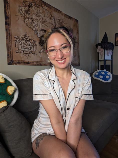 Say Salut To Glasses And Glutes