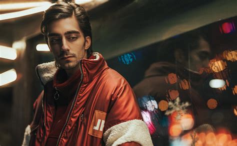 가벼운 거리 건설 겉옷 고요한 구조 남성 남자 내리막 길 늦은 따뜻한 따뜻한 옷 램프 반사 밤 밤문화 배경을 흐리게 보케 비추다 생각