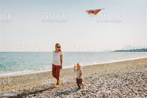 어머니와 아이가 해변 가족 여행 휴가에 걷는 건강한 라이프 스타일 야외 엄마와 딸 행복 자유 감정은 인생을 즐길 수 2명에 대한 스톡 사진 및 기타 이미지 Istock