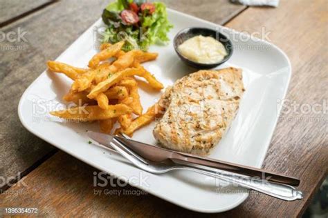 나무 테이블에 프렌치 프라이드와 야채를 곁들인 돼지 스테이크 가금류에 대한 스톡 사진 및 기타 이미지 가금류 건강한 생활방식 고기 Istock