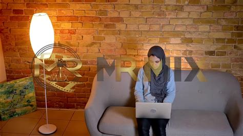 فوتیج دختر نوجوان مسلمان با حجاب در حال کار با لپ تاپ در خانه نماشا