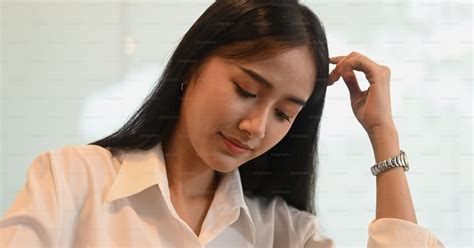 스타일러스 펜을 사용하는 젊은 여성은 최소한의 사무실에서 디지털 태블릿으로 프로젝트를 계획하고 있습니다 사진