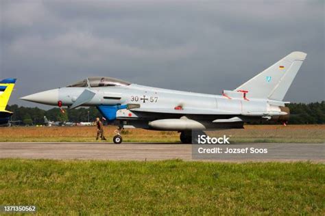 공군 기지에서 군용 전투기 비행기 공군 비행 작전 항공 및 항공기 방공 군사 산업 비행 및 비행 0명에 대한 스톡 사진 및 기타 이미지 Istock