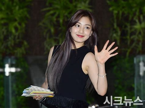 Asian Armpit Collection — Lets start with Jihyo! Never notice her beauty...