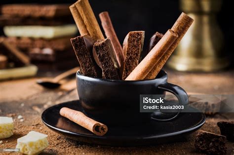 어두운 오래된 배경에 검은 커피 컵에 다공성 초콜릿과 계피 스틱의 조각 선택적 초점 0명에 대한 스톡 사진 및 기타 이미지 0명 가루로 빻은 갈색 Istock