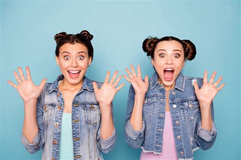 쾌활 한 매력적인 긍정적인 힙 업의 초상화 숙 녀 소리 친목 감동 거 대 한 예기치 않은 뉴스 정보 할인 상점 블랙 프라이데이 데님 옷을 입고 파란색 배경에 고립 2명에