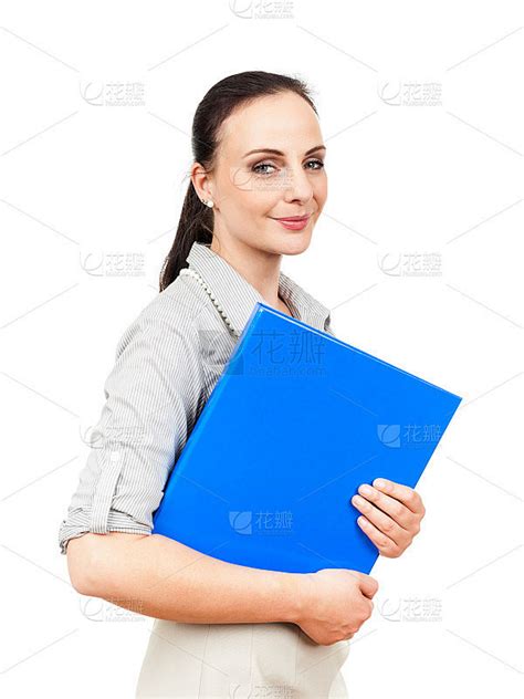 拿着蓝色文件夹的女商人