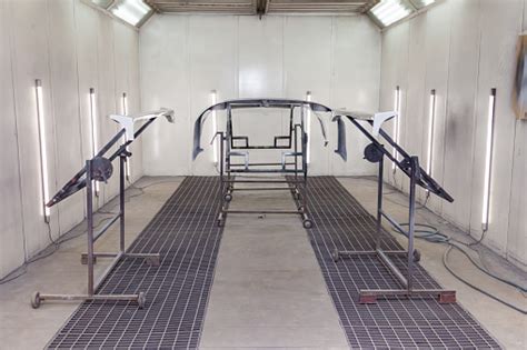 워크샵에서 화이트 제등을 사용 하 여 차체 수리점에서 범퍼 전면과 후면 튜닝 스포일러와 사이드 스텝에 퍼 티와 페인트를 바른 후 차체 부품의 전문 상자에 도장 및 건조 0