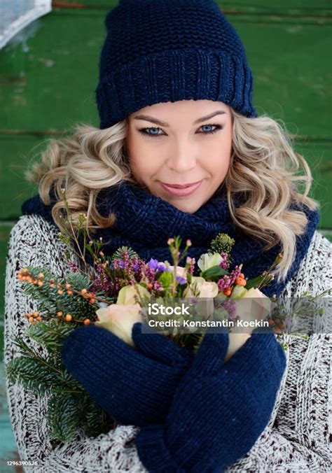 Schöne Blonde Frau Mit Einem Perfekten Lächeln Hält Einen Winterstrauß