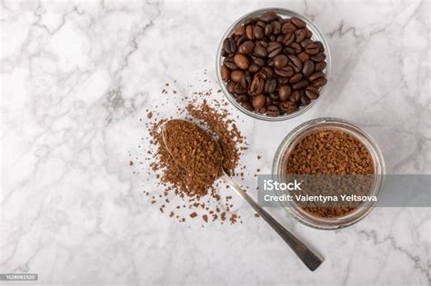 돌 배경에 인스턴트 커피와 커피 원두 향기로운 커피 음료 텍스트를 위한 위치입니다 복사 텍스트를 위한 공간 가루로 빻은에 대한