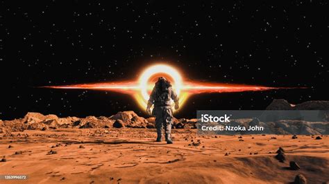 우주복을 입은 용감한 우주비행사가 화성을 자신있게 걷고 있는 후 바위로 뒤덮인 외계인 붉은 행성 화성에 첫 번째 우주 비행사 블랙홀 첨단 기술 우주 탐사 여행 식민지 개념