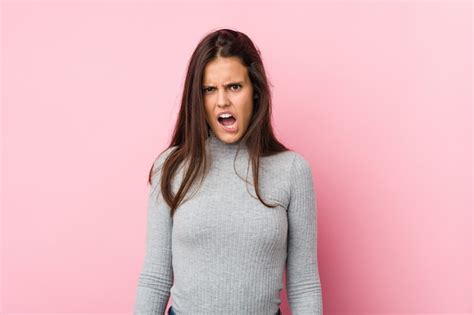 Linda Jovencita Gritando Muy Enojado Y Agresivo Foto Premium