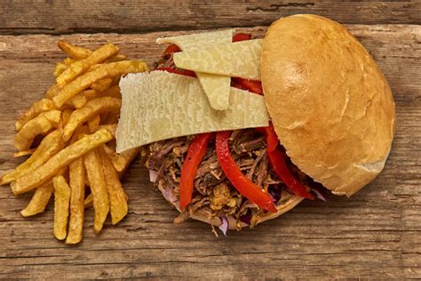 패스트 푸드 치즈 Beff 샌드위치 바베 큐 뽑아 구운 고추 카레 렌즈콩 및 붉은 양배추와 샐러드 소스와 감자 튀김에 나무 배경