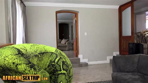 Une Professeure De Danse Nubienne Aux Gros Seins Se Déshabille Pour