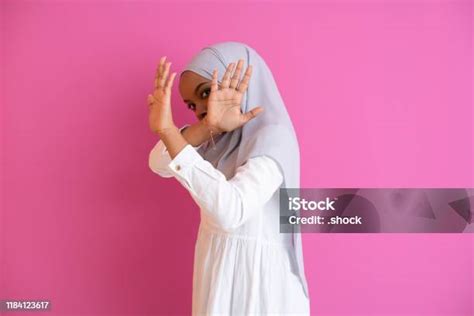 아프리카 무슬림 여자 보여주는 두 손 중지 제스처 에 대한 Vilolence 수줍어하는에 대한 스톡 사진 및 기타 이미지