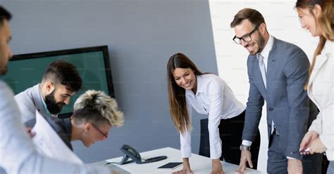 사무실에서 회의에서 문서와 아이디어를 논의하는 비즈니스 파트너의 이미지 사진 Unsplash의 세르비아 이미지