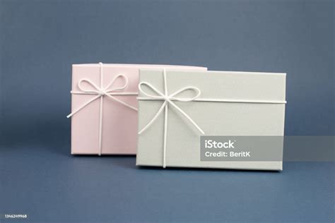 어두운 파란색 배경 앞의 다양한 크기와 색상의 선물 상자 복사 공간 0명에 대한 스톡 사진 및 기타 이미지 0명 12월 개념 Istock