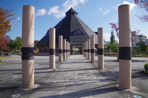 图片素材 景观 云 建筑 结构体 叶 鹅卵石 家 绿色 博物馆 秋季 公园 蓝色 教堂 日本 宗教场所 蓝天 纪念馆 寺庙 对称 神社 房地产