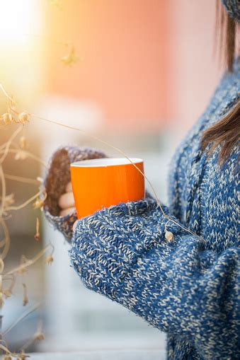 겨울 날 야외 손에 뜨거운 커피 한잔과 함께 여자의 선택적 초점 가을에 대한 스톡 사진 및 기타 이미지 가을 감기와 독감 건강한 생활방식 Istock
