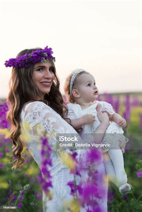 그녀의 손에 아이를 들고 그녀의 머리에 꽃 화환과 미소 임신 한 여자 2명에 대한 스톡 사진 및 기타 이미지 2명 가족 건강관리와 의술 Istock