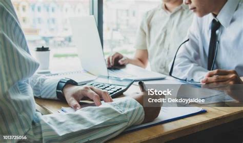 사업을 시작 합니다 팀 작업 미팅 포인트를 경제의 위쪽 및 아래쪽 그래프를 논의 하 고 노트북에서 작동 사람 선택적 초점 경영자에 대한 스톡 사진 및 기타 이미지 Istock