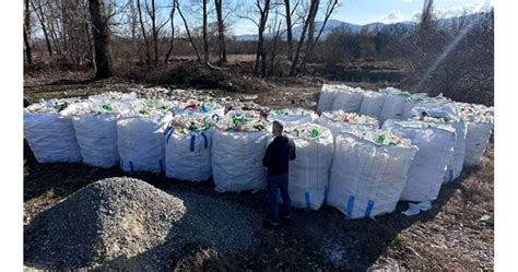 Доброволци събират тонове боклуци от притоците на Струма за трета година