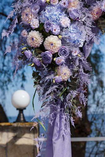 결혼식 장식 냉동 장미 수국및 녹지로 장식 된 아치의 클로즈업 장식 올해의 트렌디 한 색상의 꽃의 많은 2022 매우 페리