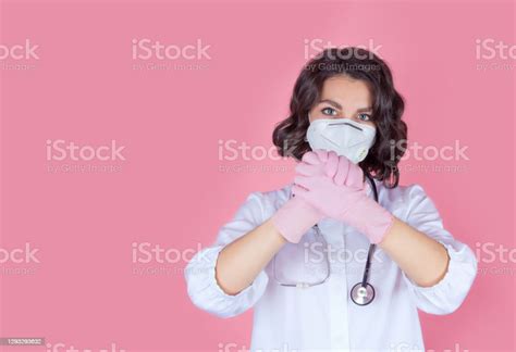 유니폼과 의료 멸균 장갑여성 의사는 지원 신뢰와 우정의 제스처와 함께 손을 보여줍니다 20 24세에 대한 스톡 사진 및 기타