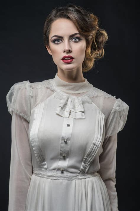 Sexy Frau Im Weißen Retro Kleid Stockfoto Bild von jung schauen
