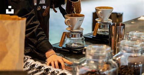 커피 컵에 커피를 붓는 사람 사진 Unsplash의 무료 바리스타 이미지