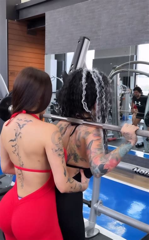 El Video De Karely Ruiz Ofreciendo Sus Servicios Como Entrenadora Con