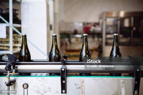샴페인 또는 와인 공장의 자동 컨베이어 라인에 유리 병 병에 넣는 알콜 음료 공장 0명에 대한 스톡 사진 및 기타 이미지 0명 갈색 강철 Istock