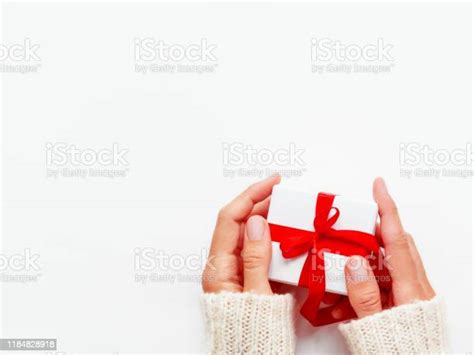 여자는 흰색 배경에 흰색 포장지에 선물을 들고있다 빨간 리본과 활 휴일 선물 공간을 복사합니다 겨울에 대한 스톡 사진 및 기타 이미지 Istock