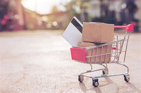 쇼핑 온라인 개념 판지 또는 종이 상자와 신용 카드 쇼핑 카트 콘크리트 바닥에 온라인 쇼핑 소비자 가정 및 배달 서비스에서 쇼핑