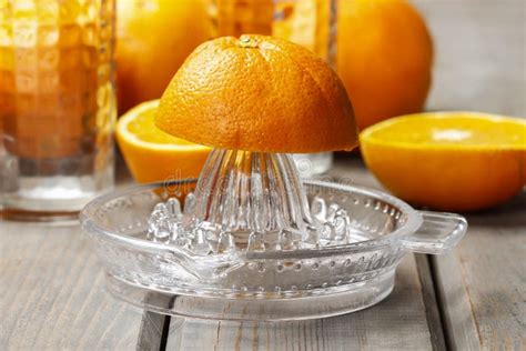 Exprimir Naranjas Imagen De Archivo Imagen De Jugo Frescura 39453031