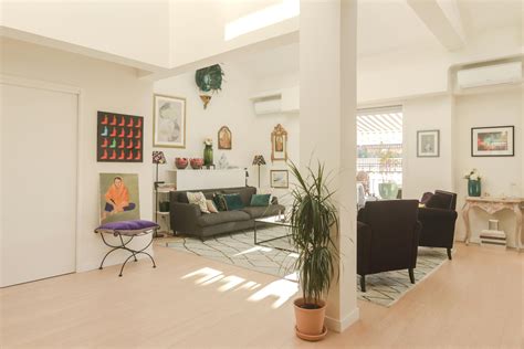 실내 가벼운 거실 거주 공간 그림 나무 바닥 녹지 디자인 러그 미니멀리스트 밝은 방 방학 렌탈 부동산 선반 소파 스타일리시한 실내 생활