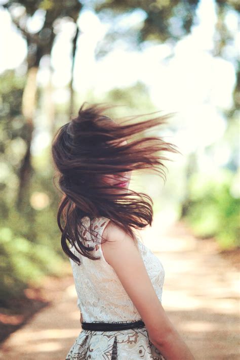 무료 이미지 사람들 소녀 일몰 화이트 사진술 햇빛 아침 꽃 여름 초상화 모델 어린 봄 청소년 자연스러운 로맨스 인간의 유행 의류 레이디