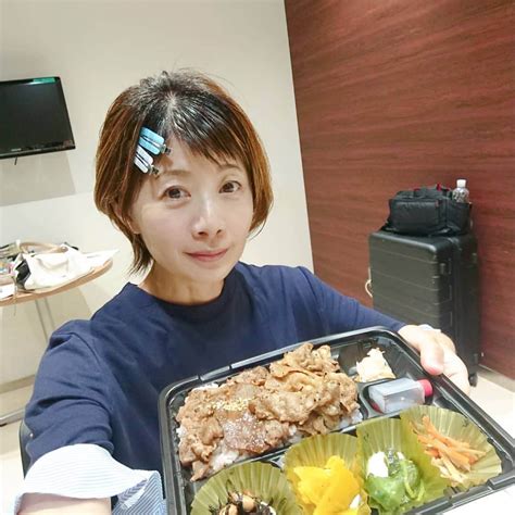 富永美樹さんのインスタグラム写真 富永美樹instagram「収録 昨日の焼き肉弁当 美味しかったな😊 昨日と今日の楽屋 オフショット 問題9 ベトナム語 パズル感覚で