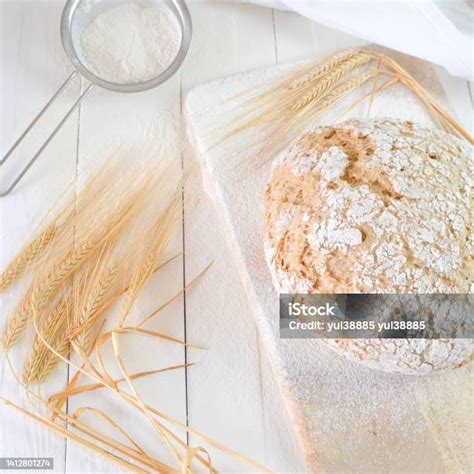 빵과 반죽 흰 널빤지 나무 테이블에 밀과 밀가루의 귀 집에서 구운 빵 집에서 빵을 굽는 것 이어 오브 윗에 대한 스톡 사진 및 기타 이미지 Istock