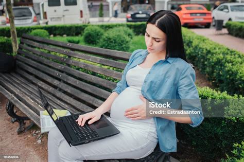 배경의 도시에서 행복 한 검은 머리와 자랑 임신한 여자의 초상화 기분이 나쁘다 그녀는 위장과 허리 통증 거리에 대한 스톡 사진 및 기타 이미지 Istock