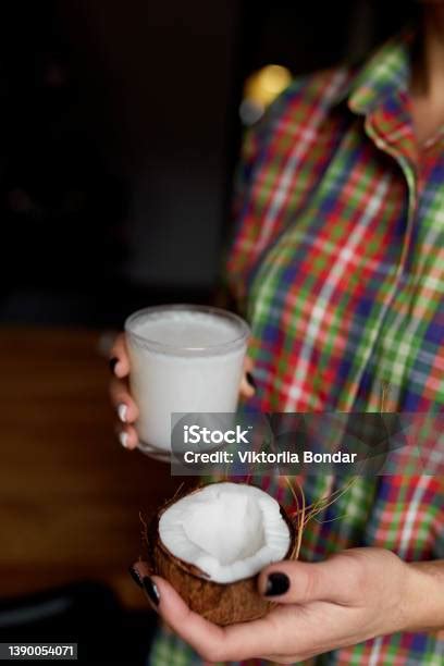 비건 코코넛 밀크 한 잔을 가진 여성 손 비 유제품 우유의 대체 유형 다양한 곡물로 만든 식물 우유 깨끗한 식사 건강한 식단 갈색에 대한 스톡 사진 및 기타 이미지 Istock